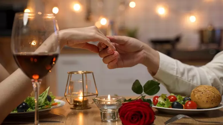 Tenersi per mano durante un pasto romantico