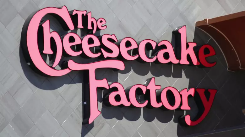 Logo sa Red Cheesecake Factory sa pagtukod