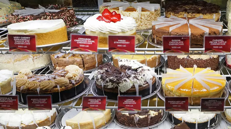 سه قفسه از کیک های Cheesecake Factory به نمایش گذاشته شده است