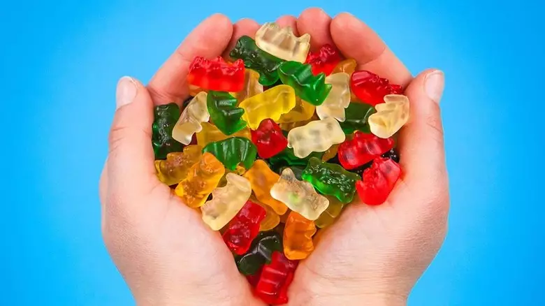 هٿ ۾ gummy بيئر