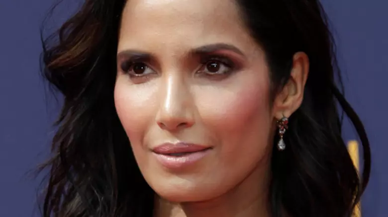 Padma Lakshmi vestido rojo