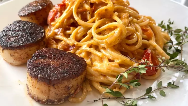 Cajun Scallop Pasta lautasella