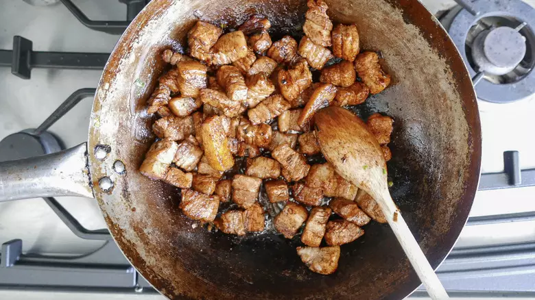 Schweinefleisch in Sojamischung anbraten