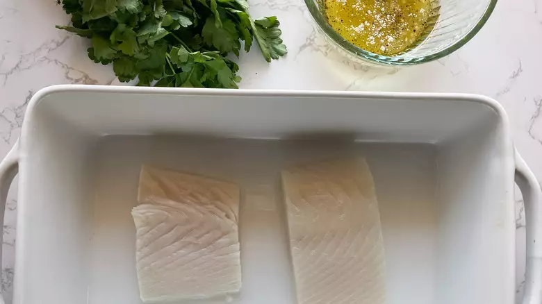 Žuvies filė su citrina, aliejaus padažu ir petražolėmis