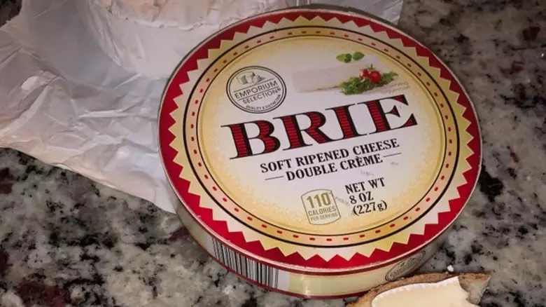 မီးခိုးရောင်ကောင်တာပေါ်ရှိ Aldi's Brie