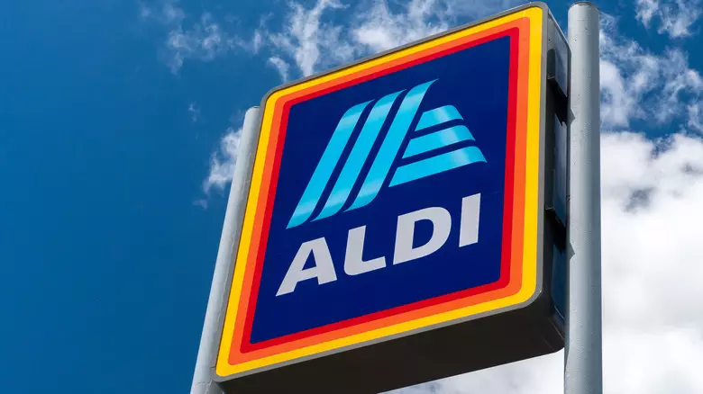 Bên ngoài một Aldi