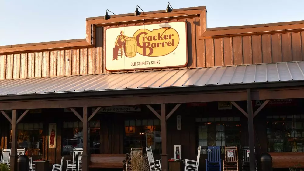 ihe kacha mma ịtụ na Cracker Barrel