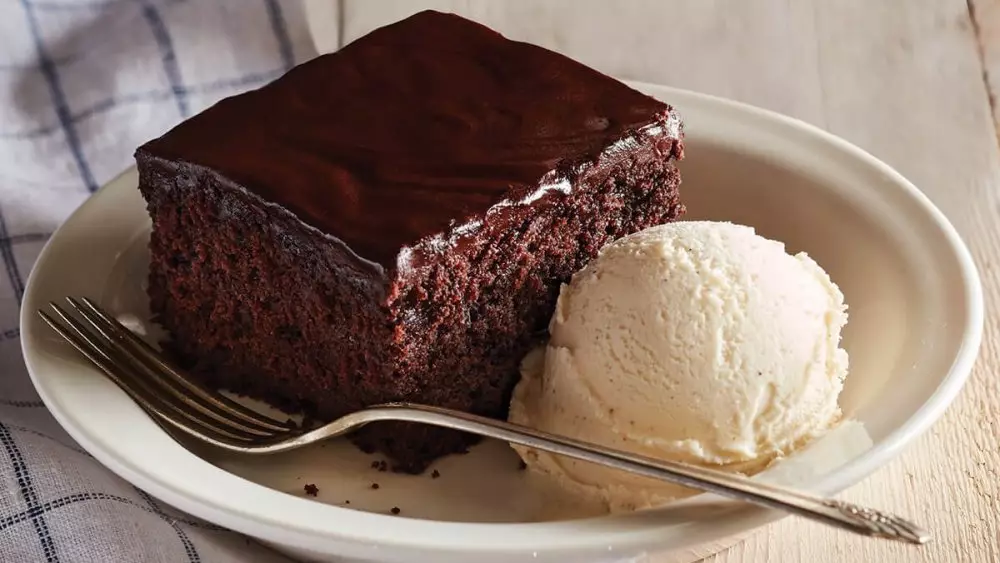 Cracker Barrel Ugboro abụọ Fudge Chocolate Cake