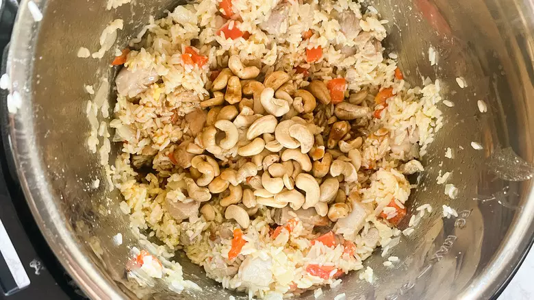 Thai sisun iresi pẹlu cashews