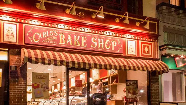 Carlo's Bake Shop að utan