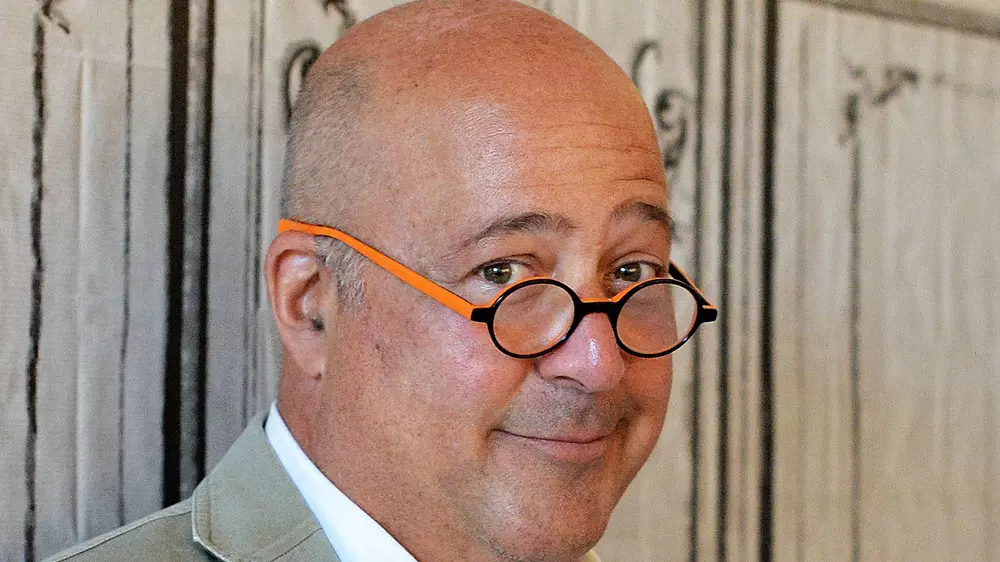 Andrew Zimmern i sorte og oransje briller