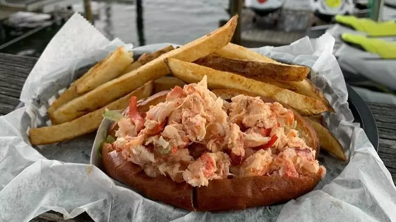 Lobster roll nga adunay fries