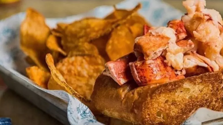 Peacemaker St. Louis lobster roll nga adunay mga potato chips