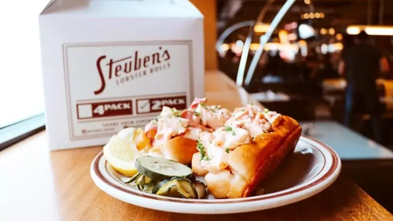 Steuben's Denver duha ka Lobster Rolls nga adunay mga Atsara