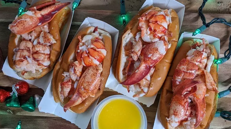 Lobster anọ na-apụta na bọta na-ekpo ọkụ