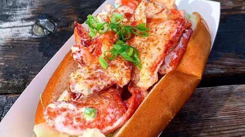 Red Pancing Lobster Pound Goreng Lobster Roll