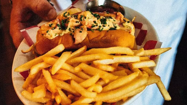 Lobster bisiki mpịakọta na fries french