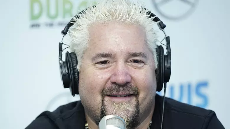 Guy Fieri nga naay headphone