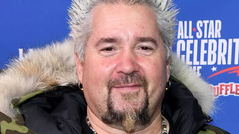 Si Guy Fieri nga adunay pilak nga mga ariyos