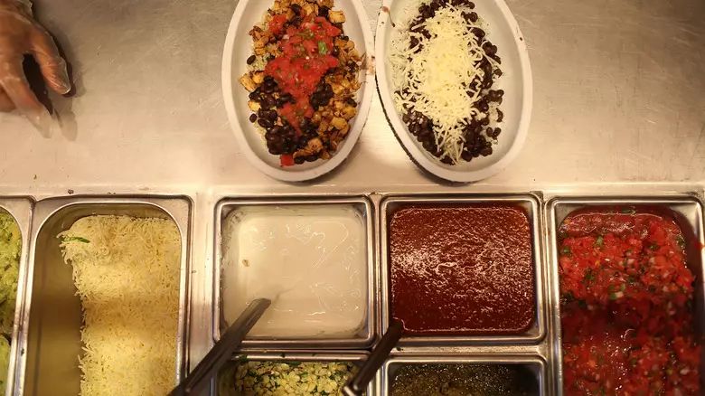 Chipotle Schësselcher nieft Behälter vun Salsa