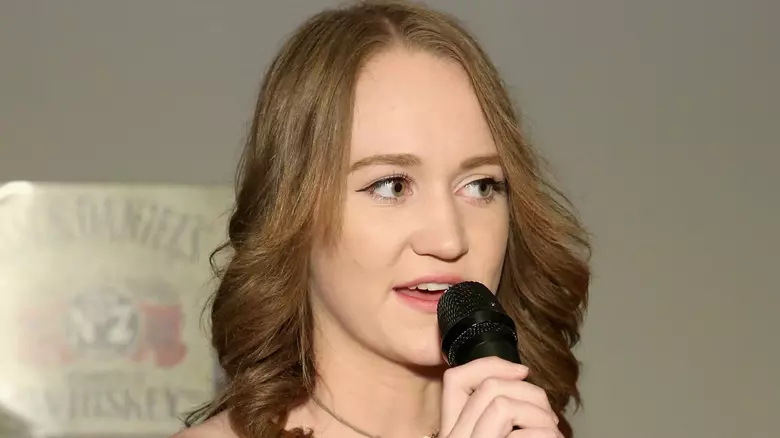 Paige Drummond nói vào mic