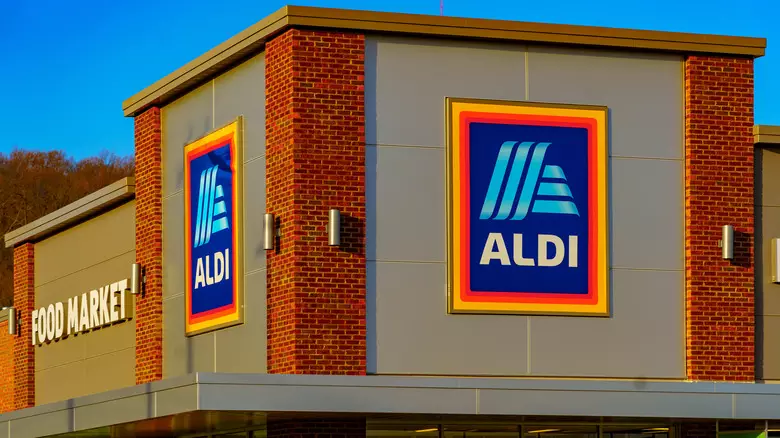 Aldi 식료품점의 외관