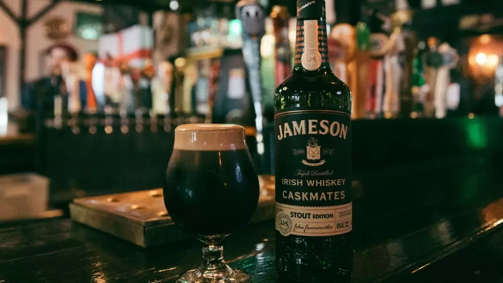 ស្រាវីស្គី Jameson នៅលើរបារមួយ។