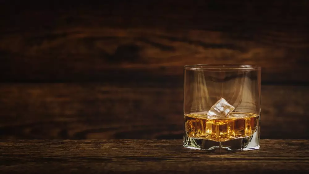 ស្រាវីស្គី Jameson បម្រើយ៉ាងស្អាត