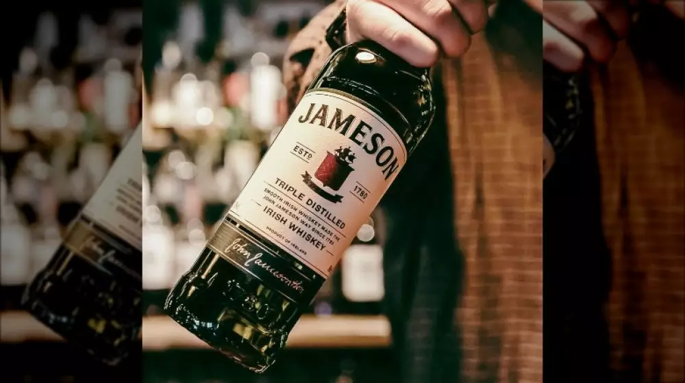 Jameson irsk whisky familie motto på flaske