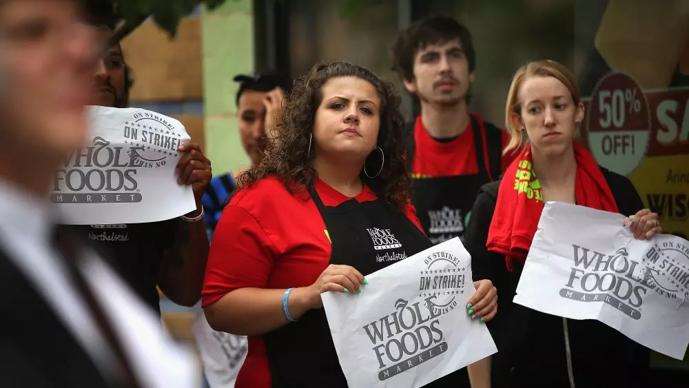 Οι εργαζόμενοι της Whole Foods διαμαρτύρονται