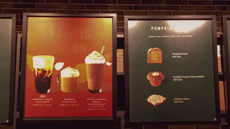 Ķirbju garšvielu latte veikalā Starbucks