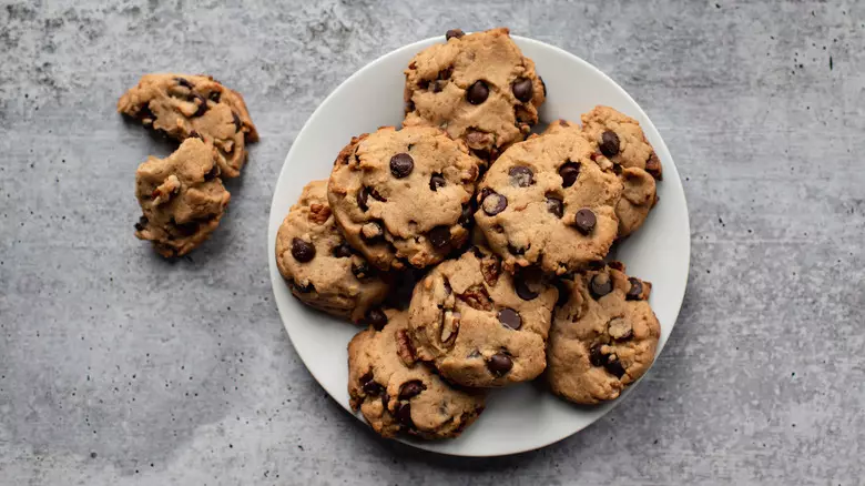 Prato de galletas de chocolate