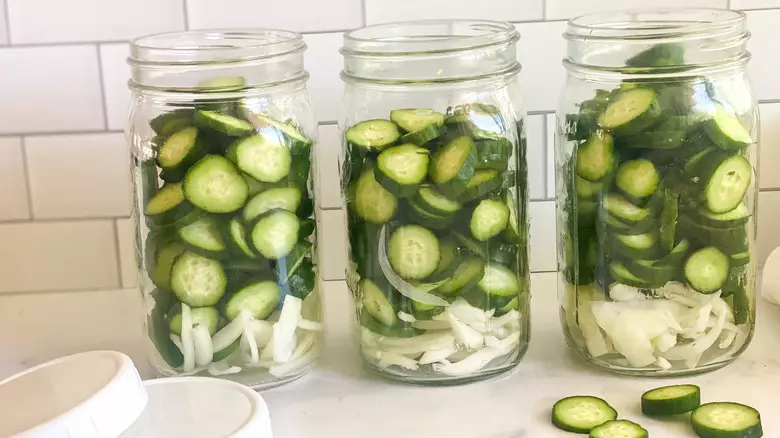 filling mason jars los ua pickles