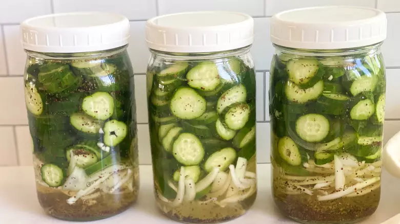 pickles នៅក្នុងពាង mason