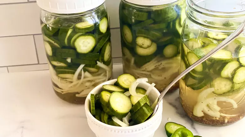 pickles នៅក្នុងពាង mason