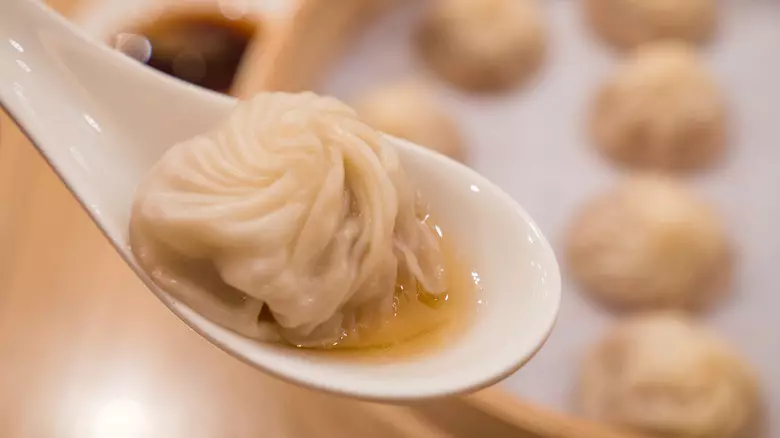 dhúnadh suas de dumpling anraith i spúnóg