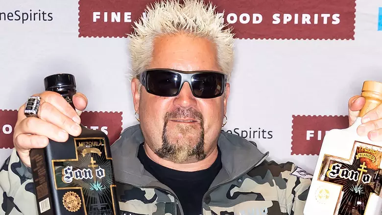 Guy Fieri Santo tekila şüşələrini tutur