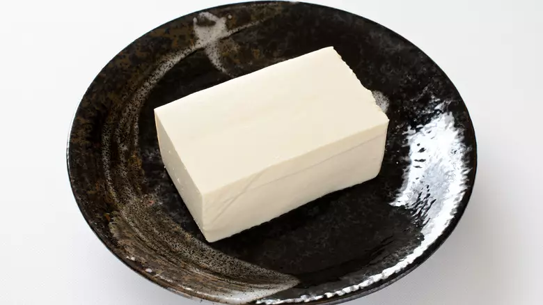 Letlapa la tofu ea silika holim'a poleiti