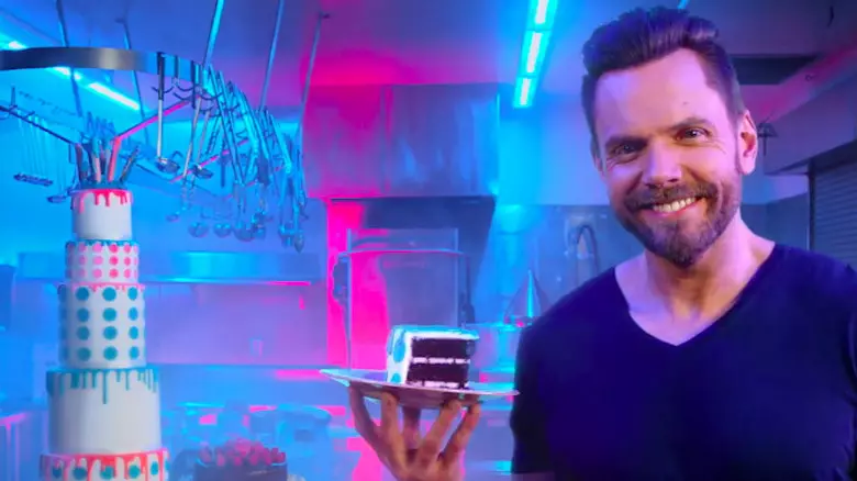 Joel McHale al conjunt de cuina de l'escena del crim