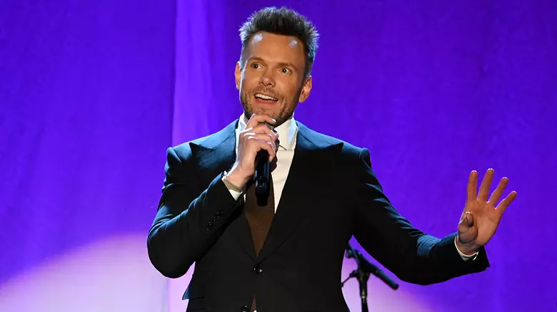 Joel McHale se apresentando no palco