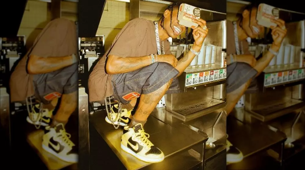 UTravis Scott umi ngeQuarter Pounder box ngaphakathi kweMcDonald's