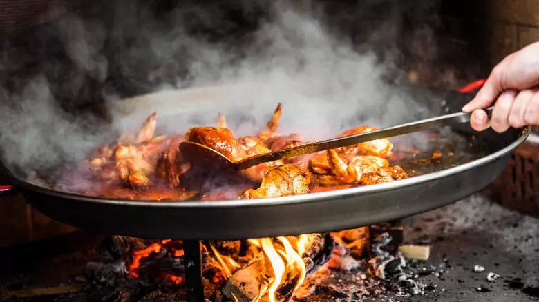 Paella in ampia padella sul fuoco