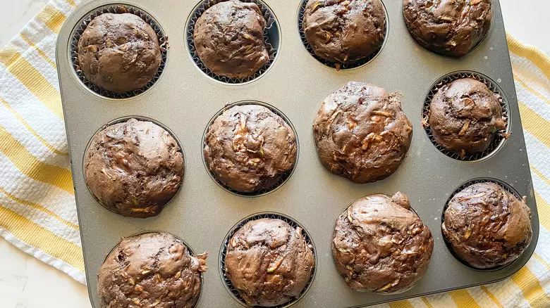 Muffins de abobrinha de chocolate abobrinha em forma de muffin