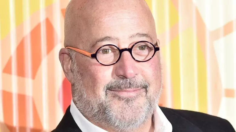 Andrew Zimmern yuvarlak gözlük takıyor