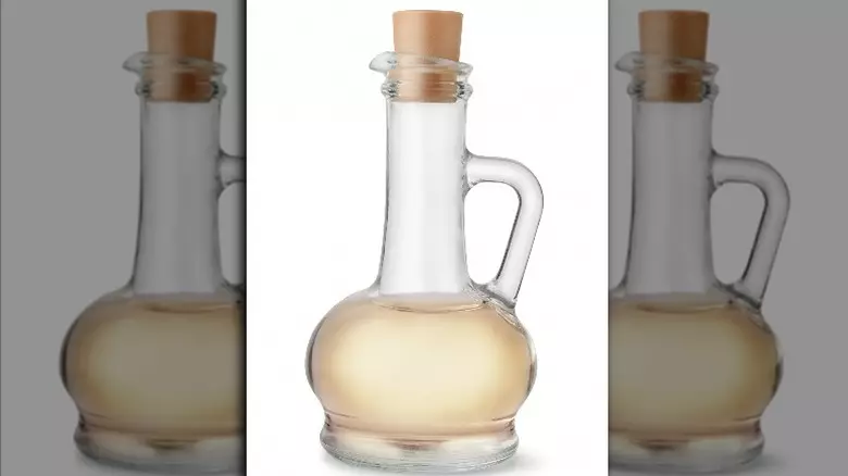 Glass na bote ng simpleng syrup na may cork