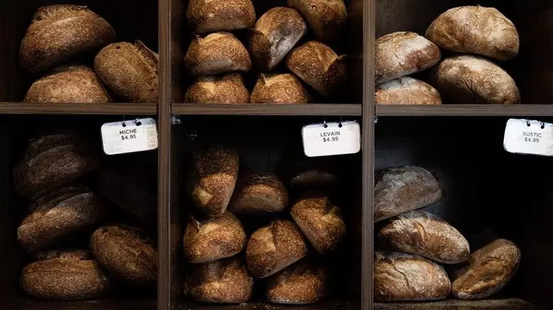 sortiertes Brot in den Regalen