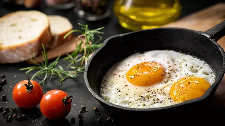 Sarapan endhog goreng karo tomat