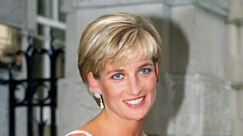 Prinzessin Diana lächelt draußen