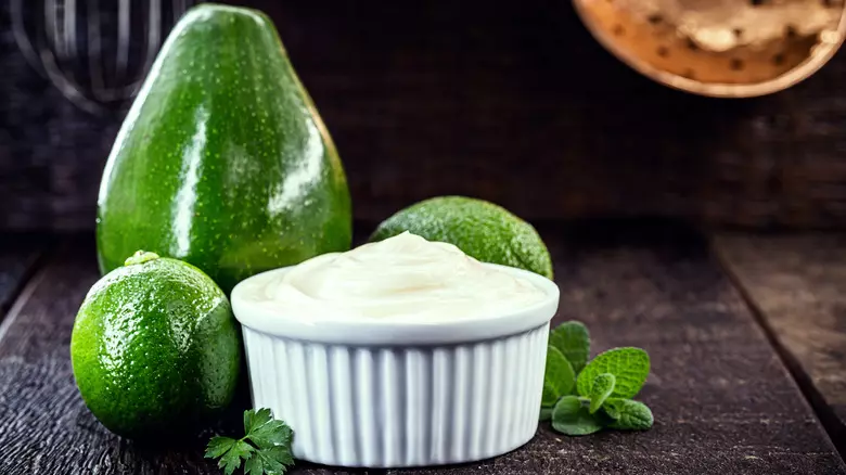 Ee Plat mat Mayonnaise virun engem Avocado