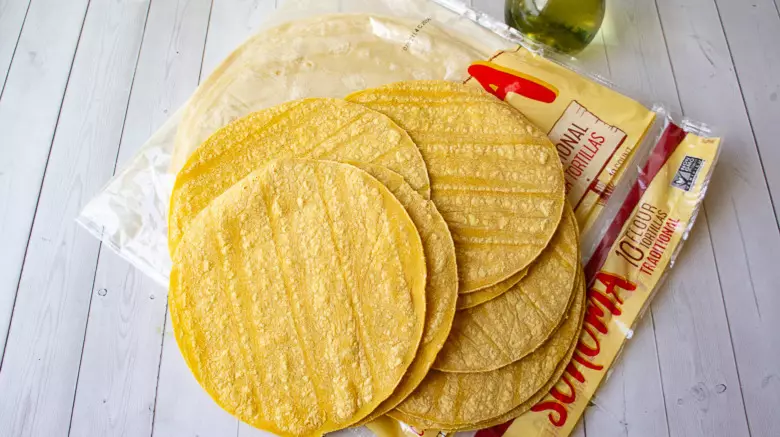 arto tortilla solteak irin tortilla pakete baten gainean eserita